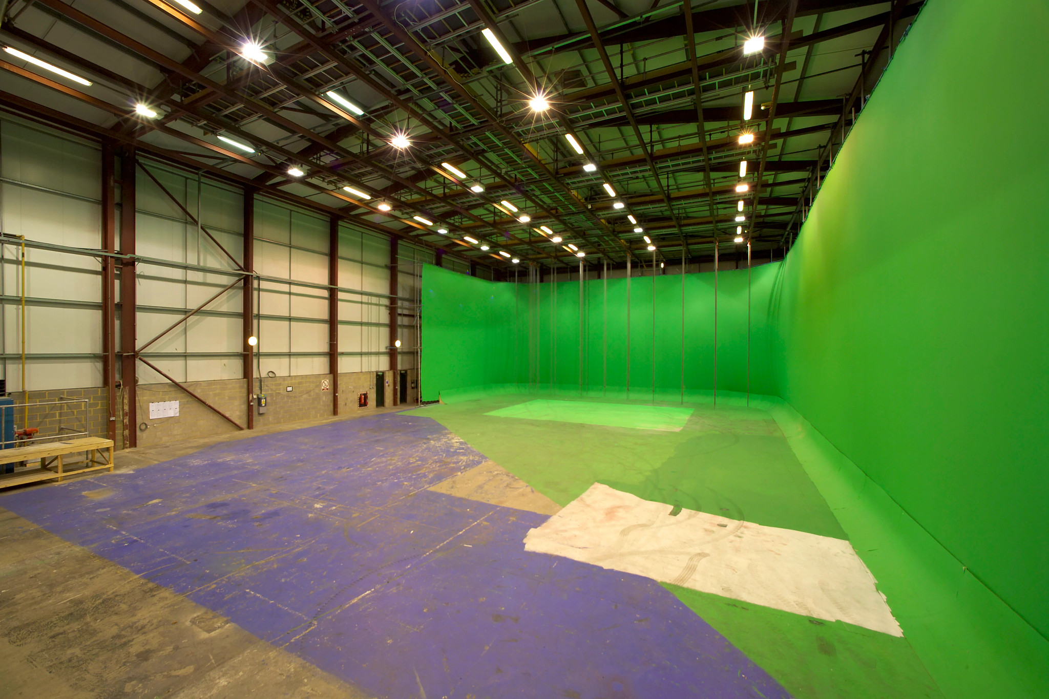 W Stage ⋆ Pinewood Studios